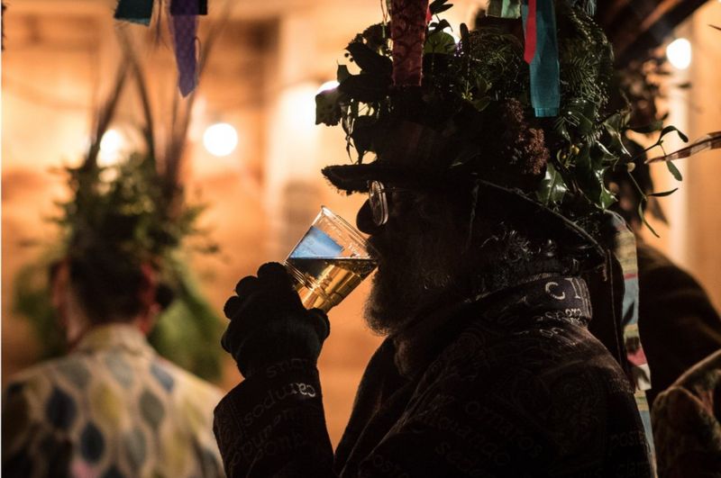 In pictures: Here we come a-wassailing - BBC News
