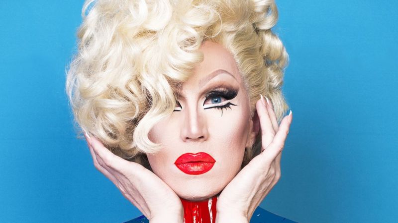 Drag queens give support to Dudley boy banned from show - BBC News