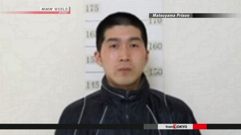 Thousands of Japanese police hunt for escaped prisoner - BBC News