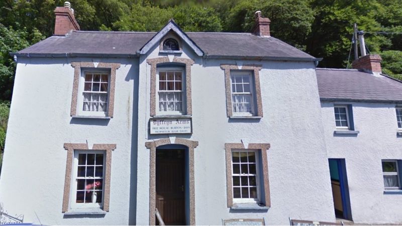 Hen Galan: Welsh village celebrates New Year on 13 January - BBC News