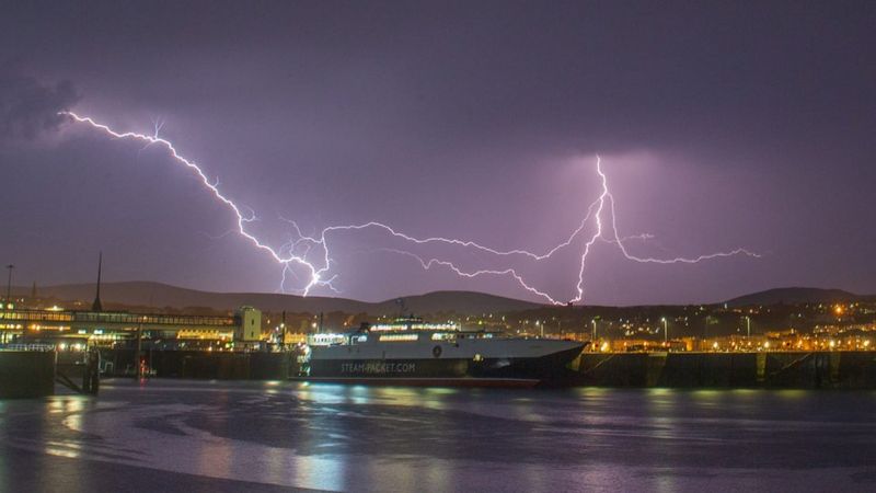 'Spectacular' lightning storm lights up Isle of Man sky - BBC News