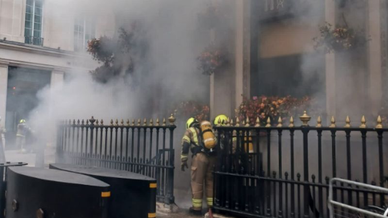 London wildfires: Firefighters felt like they were in warzone - BBC News