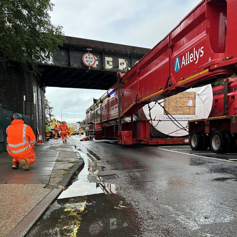 Ipswich sees second abnormal load pass through town - BBC News