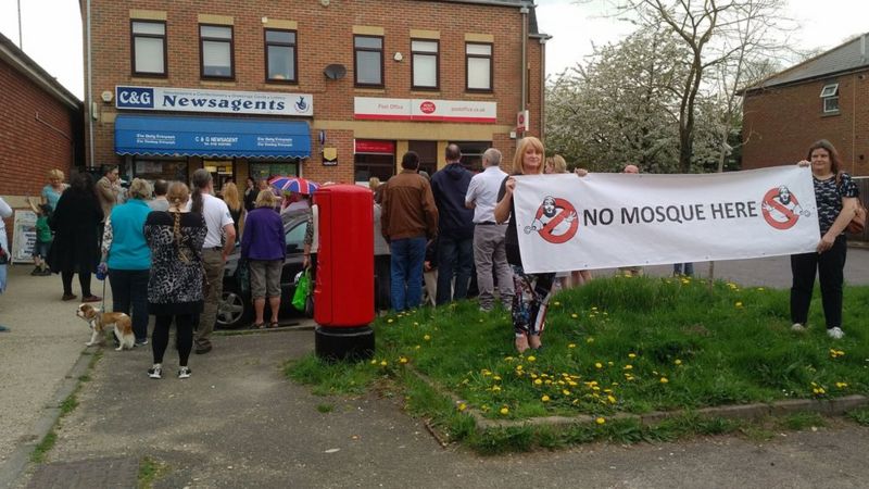 Demonstrators protest outside new Tilehurst mosque site - BBC News
