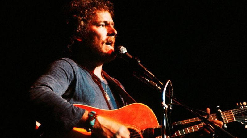 Singer-songwriter Gordon Lightfoot dies aged 84 - BBC News