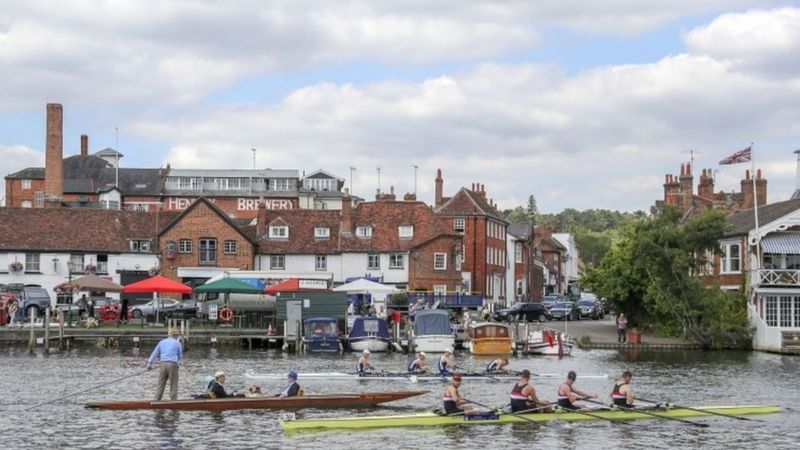 Henley Royal Regatta 2019: Boats, blazers, beer and bubbles - BBC News