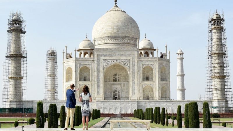 William and Kate pose on Taj Mahal bench - BBC News