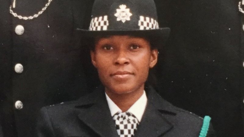 Met Police to pay damages over holidaying officer probe - BBC News