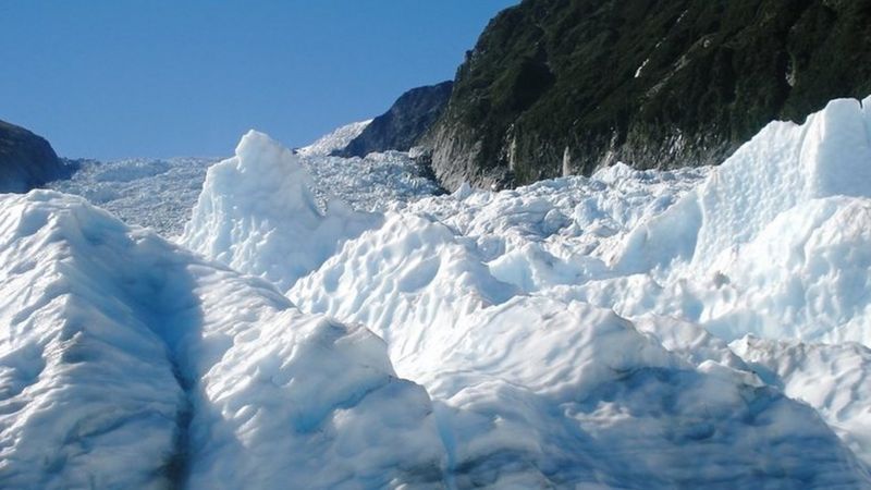 New Zealand helicopter crash: Post-mortem tests on four people - BBC News