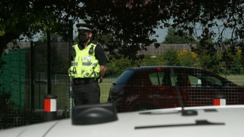 Luton stabbing: Family of stab death teenager heartbroken - BBC News