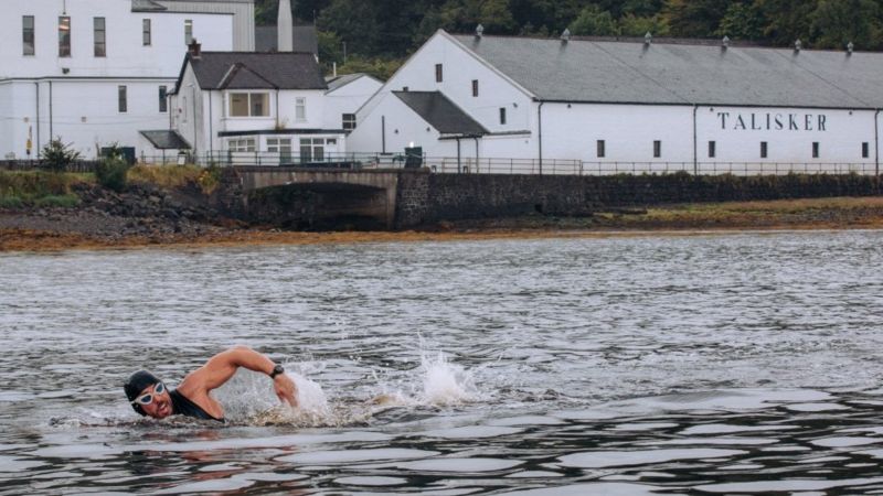 Grantham's Ross Edgley attempts 100-mile non-stop swim in Loch Ness - BBC News