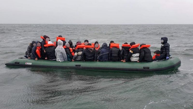 Eight boats carry 186 migrants across English Channel - BBC News