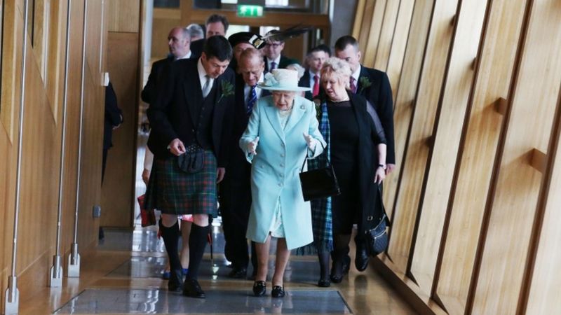 In pictures: The Queen at Holyrood - BBC News