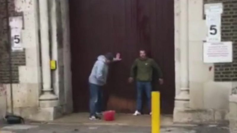 Wormwood Scrubs: Wayne Hurren's death sparks pig's blood protest - BBC News