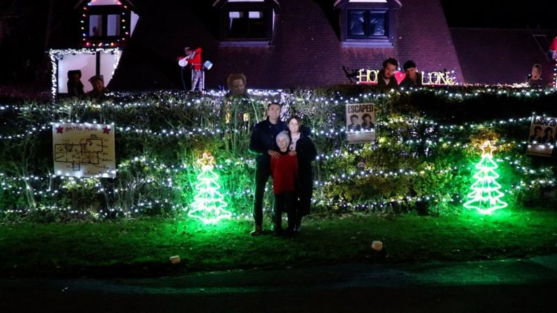 Home Alone: Family creates film-inspired lights display - BBC News