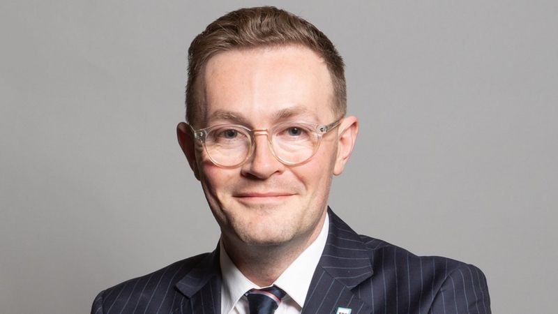 Andy McDonald threatens to sue Tory MP over Hamas claim - BBC News