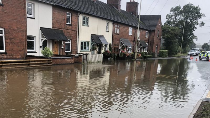 Yorkshire Dales hit by flooding following heavy rain - BBC News