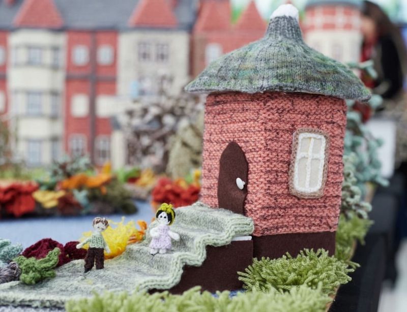 Knitted Sandringham tribute goes on display at Queen's home - BBC News