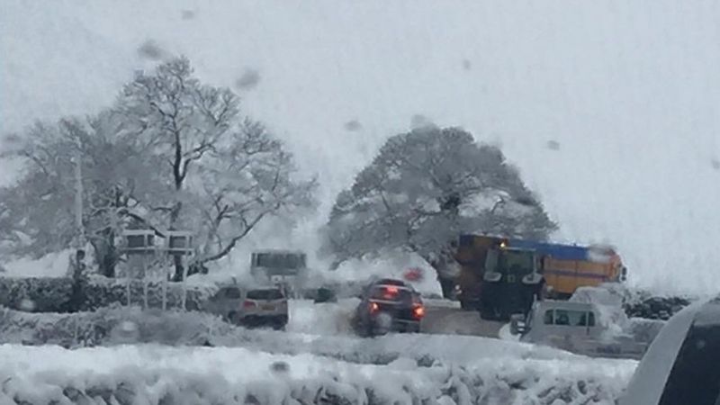 Heavy snow affects travel in the north of England - BBC News