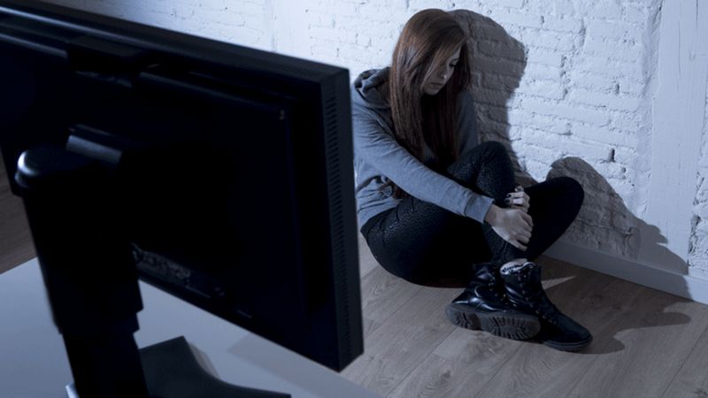 Twitter abuse - '50% of misogynistic tweets from women' - BBC News