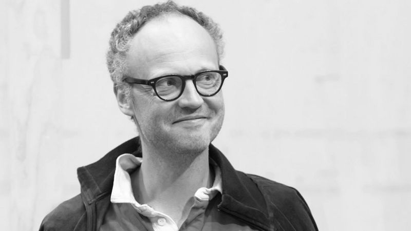 W1A actor Alex Beckett dies aged 35 - BBC News