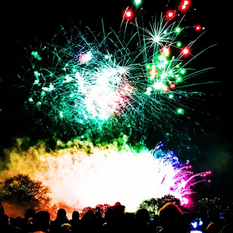 Fireworks and fizzes of Bonfire Night - BBC News