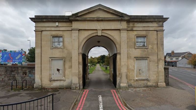 Ricky Gervais' Cemetery Junction arch in Reading sold to local group ...