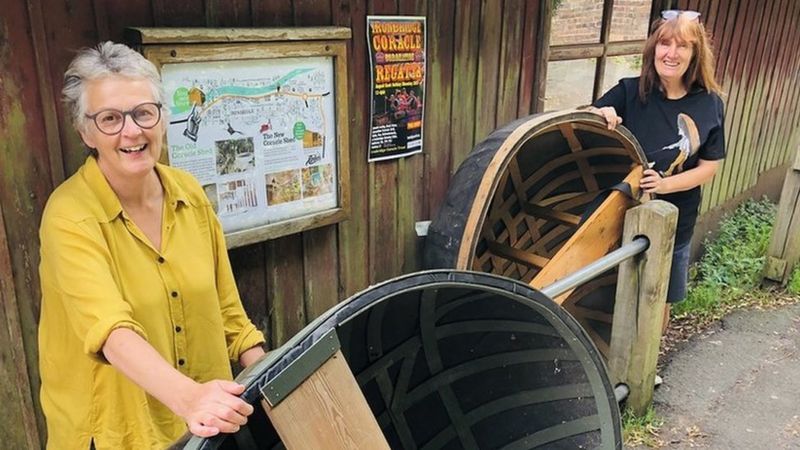 Pollution threatens Wales' coracle fishing tradition - BBC News