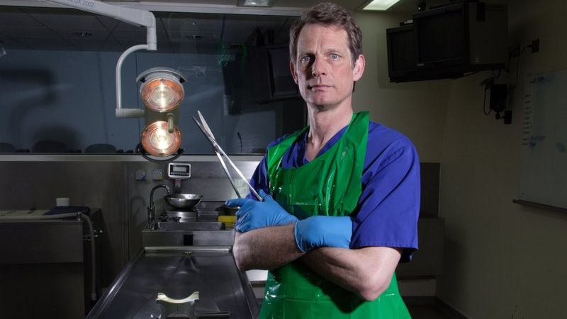 The man who has performed 23,000 post-mortems - BBC News