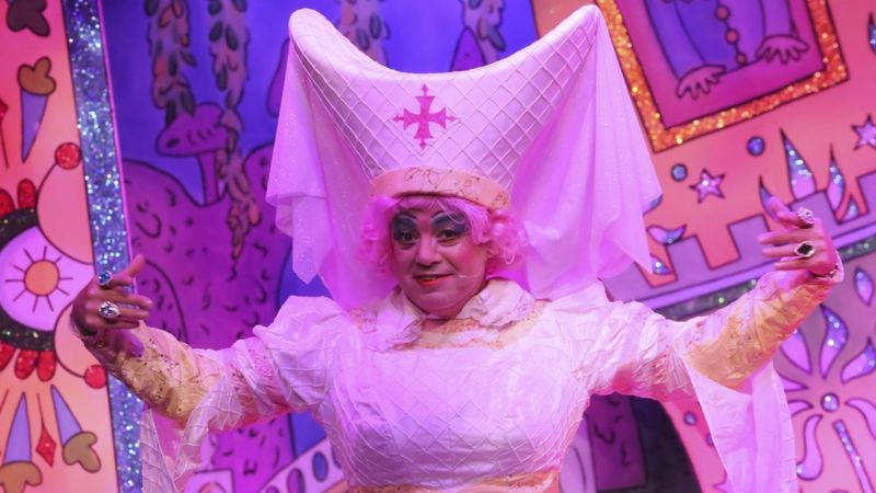 Five things I learned at my first ever panto - BBC News