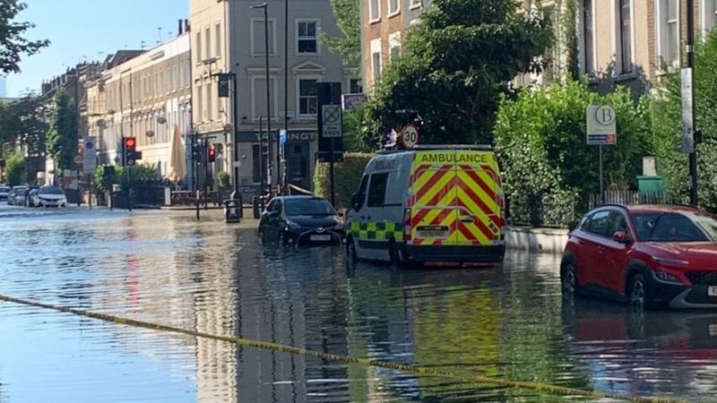 Islington: Flooding in north London as water main bursts - BBC News