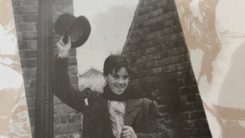 Robbie Williams, the Artful Dodger and 'perfect' am dram star - BBC News