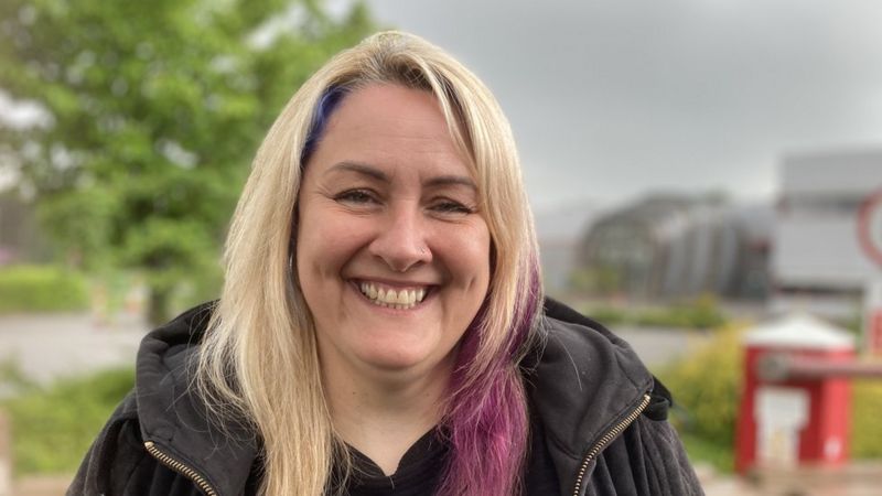 Worksop: Town's 2,000-strong ex-Wilko workforce back in jobs - BBC News