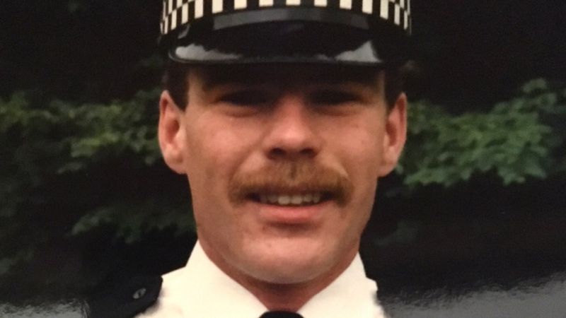 Man drives horses 650 miles in police officer brother's memory - BBC News