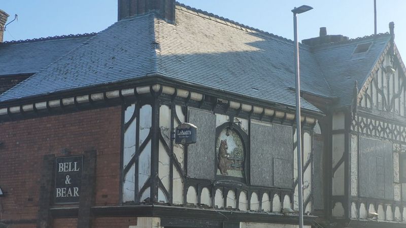 Derelict Darlaston Inn on roundabout set to be demolished - BBC News