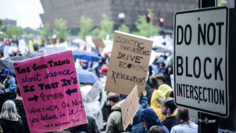 In Pictures: Science marchers defy rain in Washington DC - BBC News