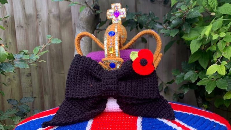 Queen Elizabeth II: Woolly postbox topper tributes appear across ...