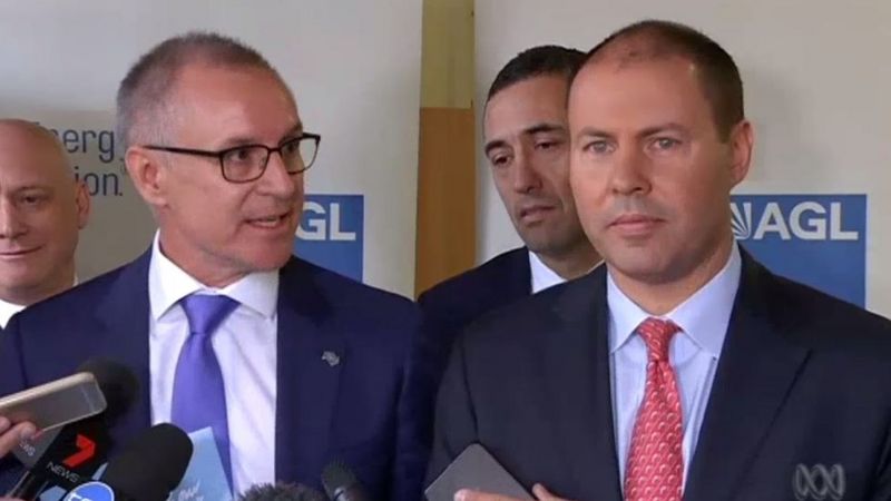 Australian politicians clash in awkward press briefing - BBC News