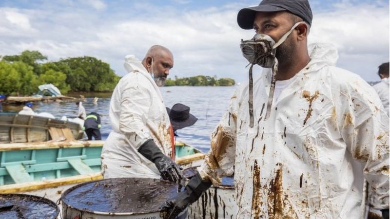 Mauritius oil spill: Locals scramble to contain environmental damage ...