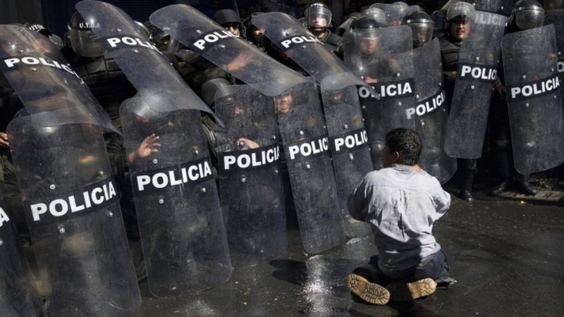 Bolivia police clash with disabled protesters in La Paz - BBC News