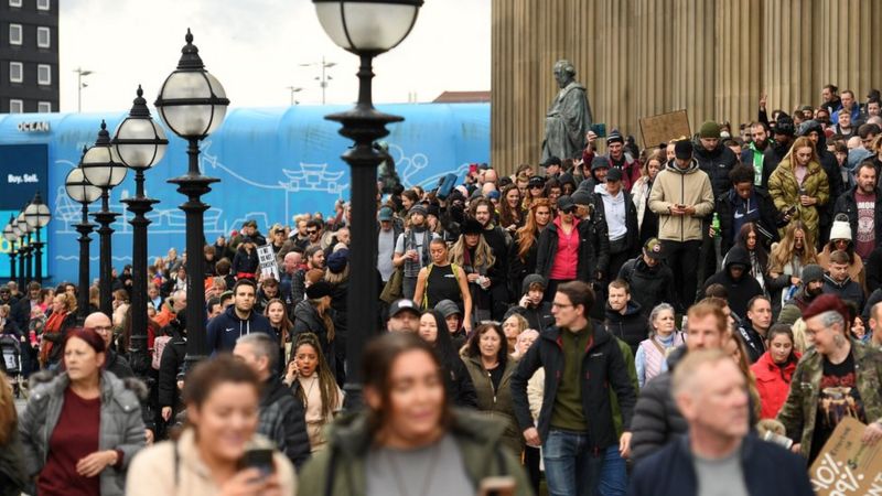 Covid: Police in Liverpool arrest 16 at anti-lockdown protest - BBC News