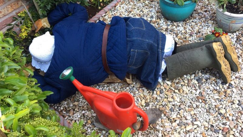 Coronavirus: Village scarecrow contest relieves lockdown blues - BBC News