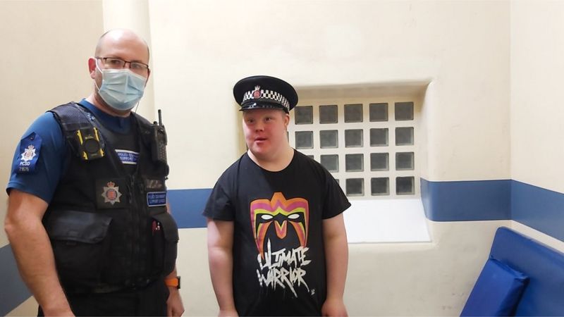 Essex Police: Station visit a dream for man with Down's syndrome - BBC News