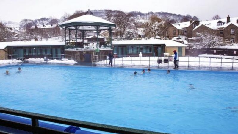 Hathersage Lido celebrates 80th birthday - BBC News