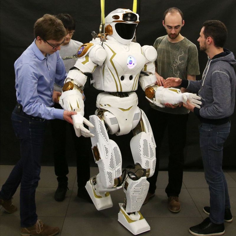 Humanoid robot Valkyrie arrives at Edinburgh University - BBC News