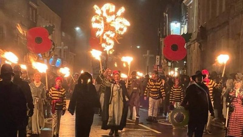 Lewes Bonfire Night: Rishi Sunak unveiled as effigy - BBC News