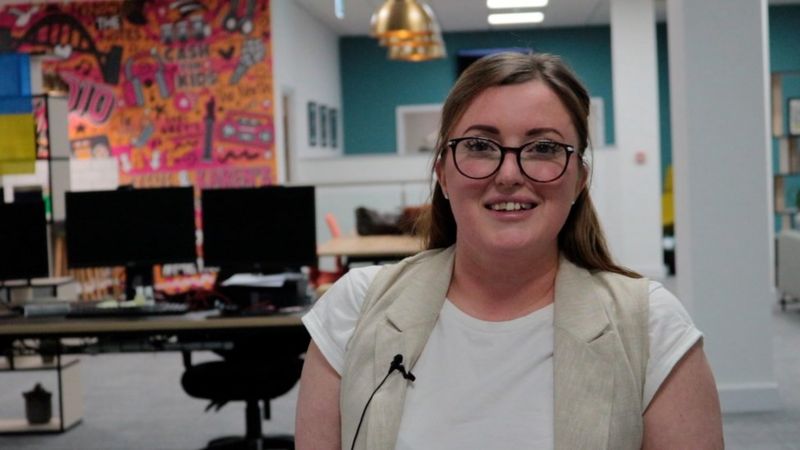 Veteran radio DJ Alan Robson signs off after 40 years on air - BBC News