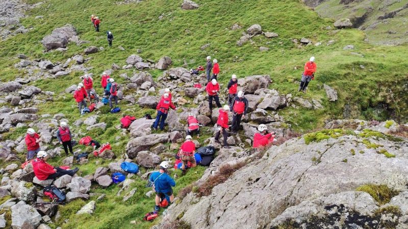 Walkers spend 24 hours trapped in Scafell Pike gully - BBC News