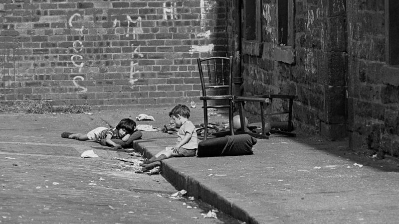 Do you know the people in these pictures of tenement life? - BBC News
