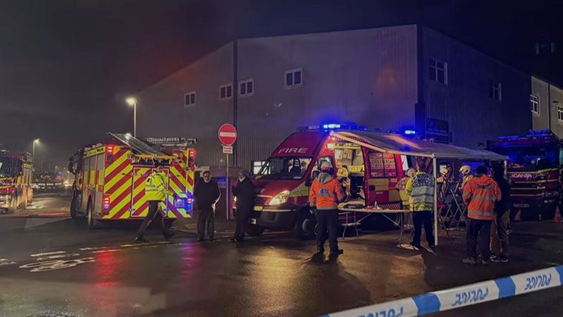 Homes evacuated after Leicester factory fire - BBC News